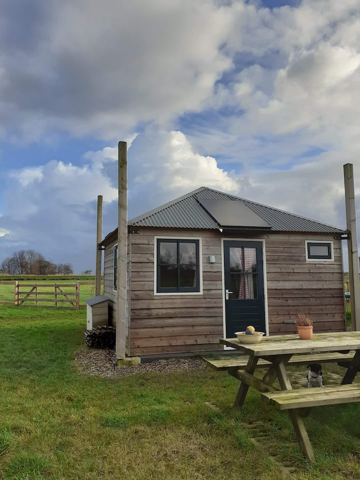 Circulaire Houten Hut In Weiland, Aan Water - Bodegraven