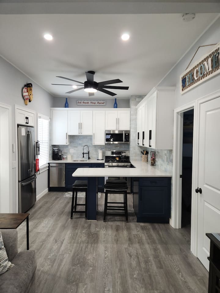 Centrally Located. Walk To Water And Restaurants - Warwick, RI