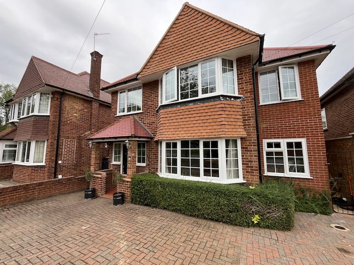 Warm Family Home. - Ruislip