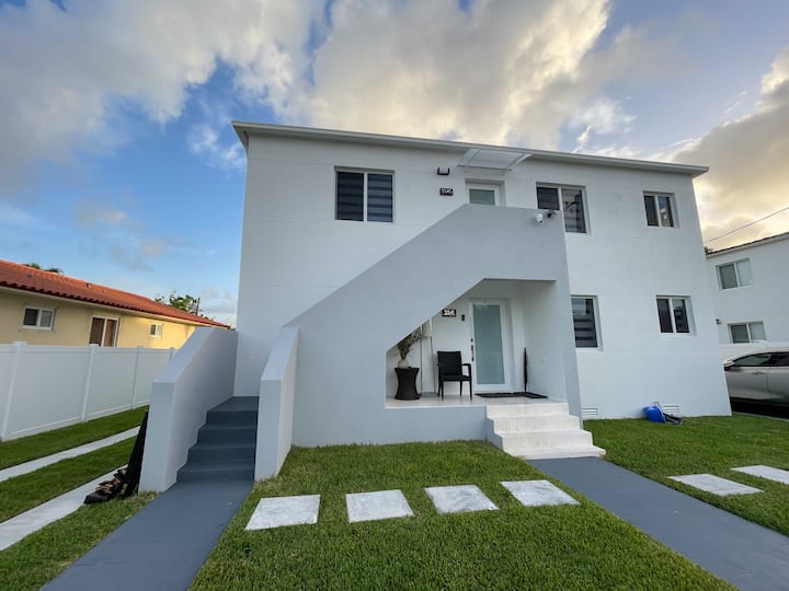 Contemporary Apt Near Giralda Plaza/ Coral Gables - Miami, FL