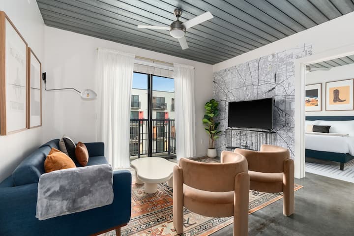 Lodgeur | Plush & Bright 2br Loft | Midtown - Houston, TX