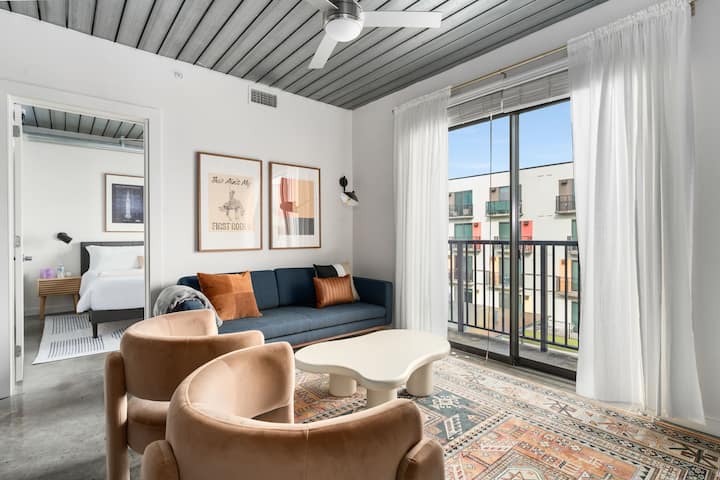 Lodgeur | Plush & Bright 2br Loft | Midtown - South Park - Houston