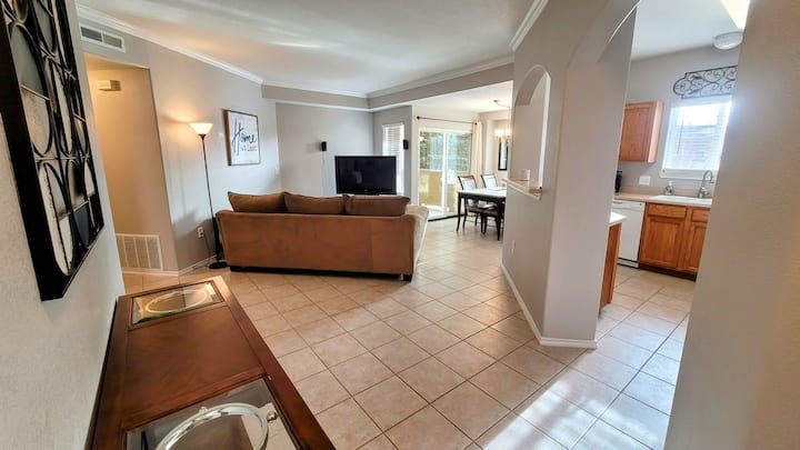 Quiet Cozy 2br/2ba Fully Furnished Condo - Colorado Springs, CO