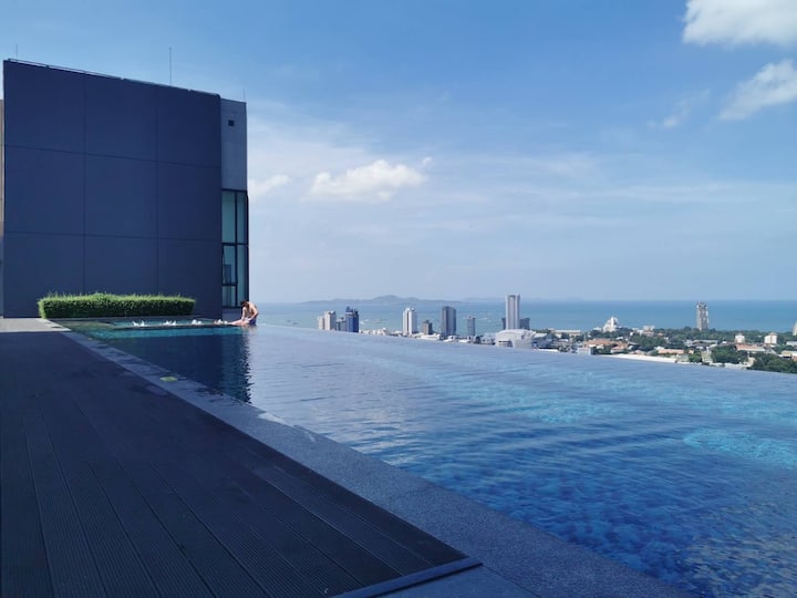 High Speed Internet, Luxury, Infinity Pool Condo - Pattaya City