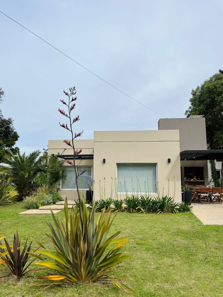 Moderna Casa En B° Cerrado Las Lomas De Miramar - Miramar