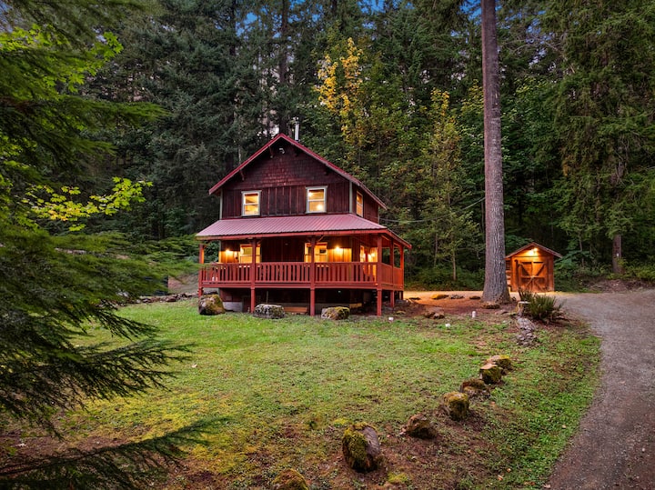 Papa's Cabin - Hot Tub/3 Beds/covered Deck & Grill - Ashford, WA