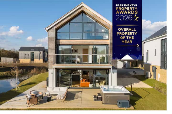 *Award Winning* 5 Bedroom Lake-house | Hot Tub - Cirencester