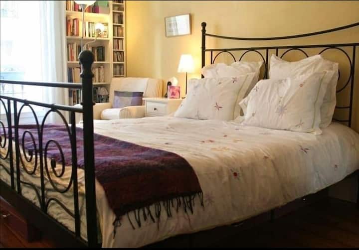 Chez Pierre- Live Like A Parisian - Gare Montparnasse - Paris