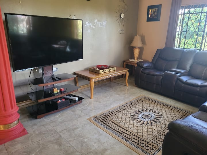 Modern & Spacious 2br Unit With Hot Tub At Dw Apts - Jamaica