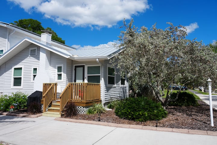 Quiet Cottage W/ Pool, 10 Minute Walk To Beach - Tarpon Springs, FL