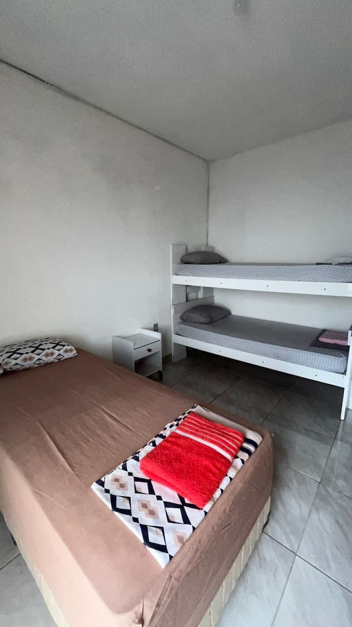 Quarto C/ 3 Camas De Solteiro - Hortolândia