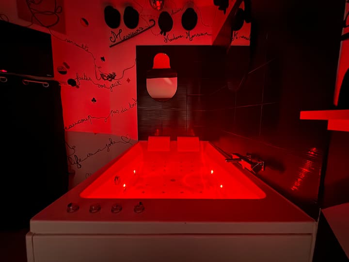 Suite Romantique Avec Jacuzzi Privatif, Marseille - Marseille