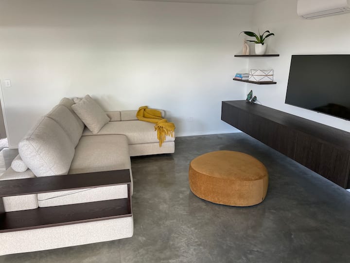 The Beach Retreat - New Modern Home Away From Home - Ruakākā