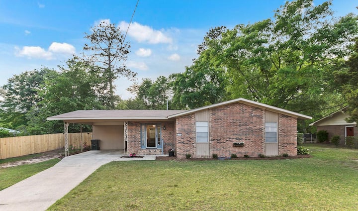 Daniel Digs - 3/2 - Comfy, Central, & Convenient - Dothan, AL