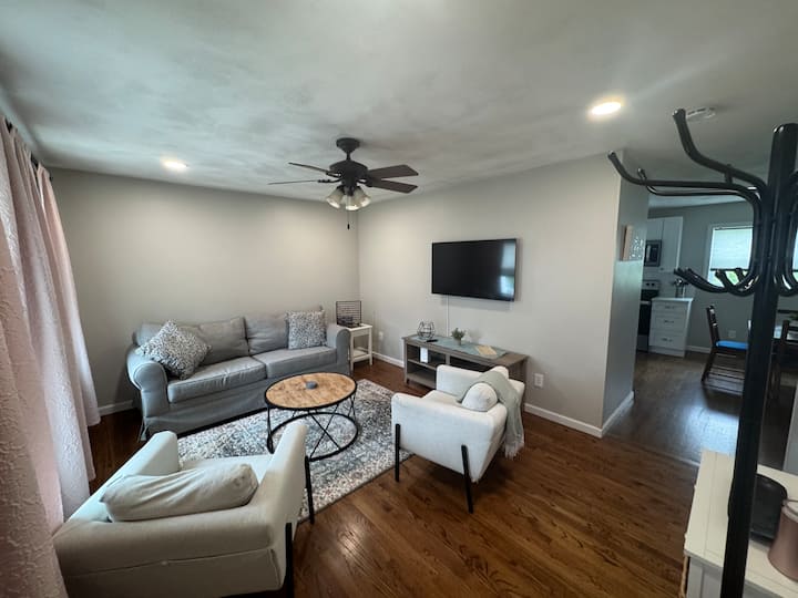 Mid-island Retreat: Home Close To Newport - Rhode Island