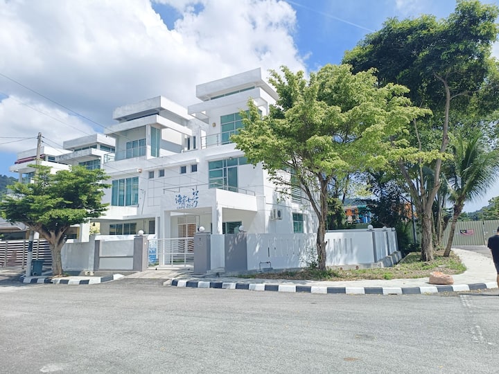 海角七号有卡拉Ok 
槟城安心尼宿
三层半独立海边小屋 - Bayan Lepas