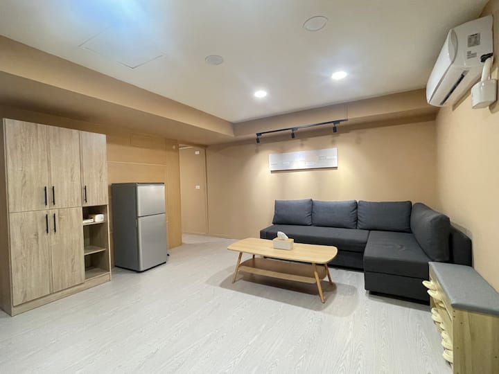 《Jireh 6-8人房》西門町捷運6號出口/阿宗麵線對面/大客廳/乾淨舒適 - Taiwan