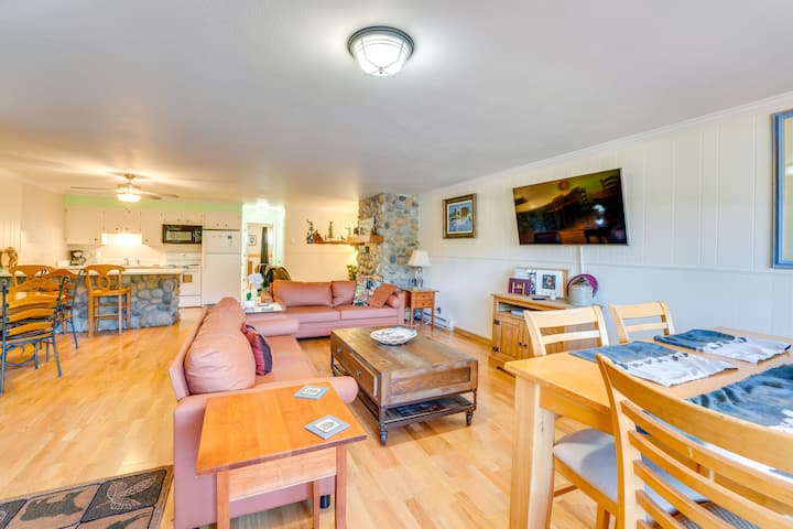 Main Street Red River Condo W/ Fireplace & Views! - Red River, NM