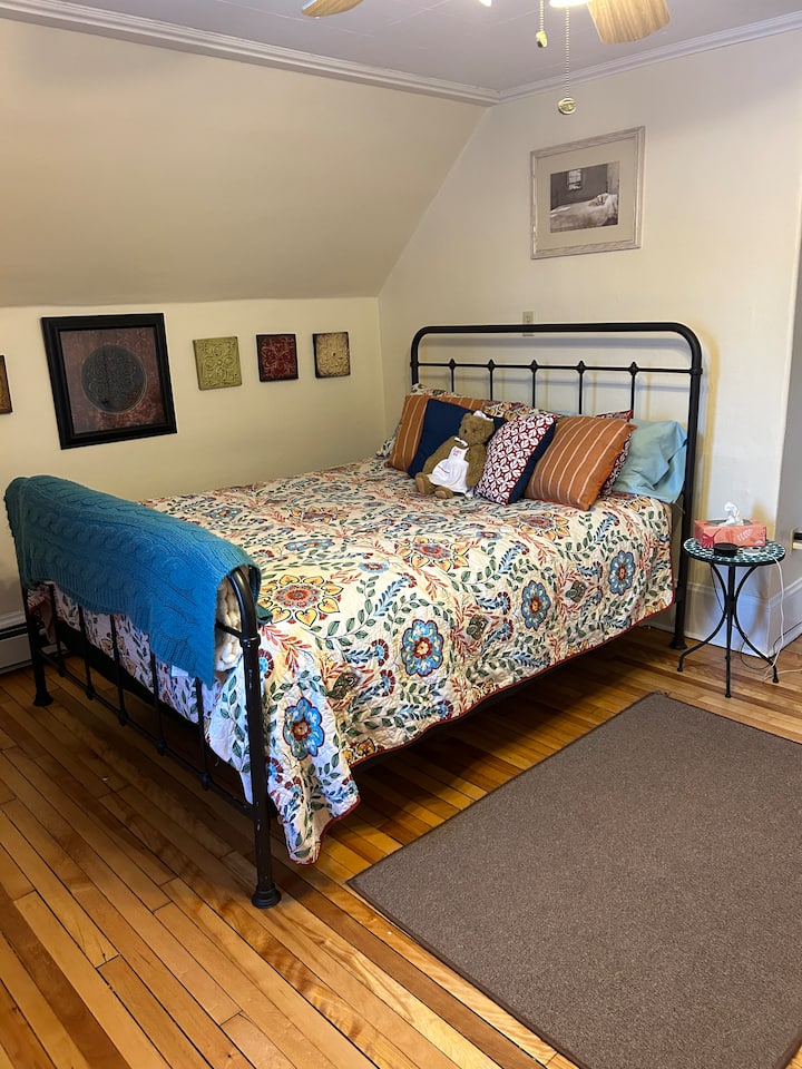 Cozy City Apartment W/ A Farmhouse Feel - Bangor, ME