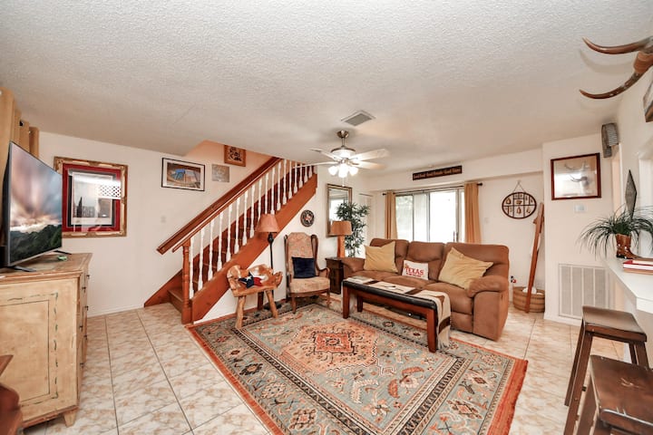 Texas-themed 2br Retreat|houston Area|ev Charger - Highlands, TX