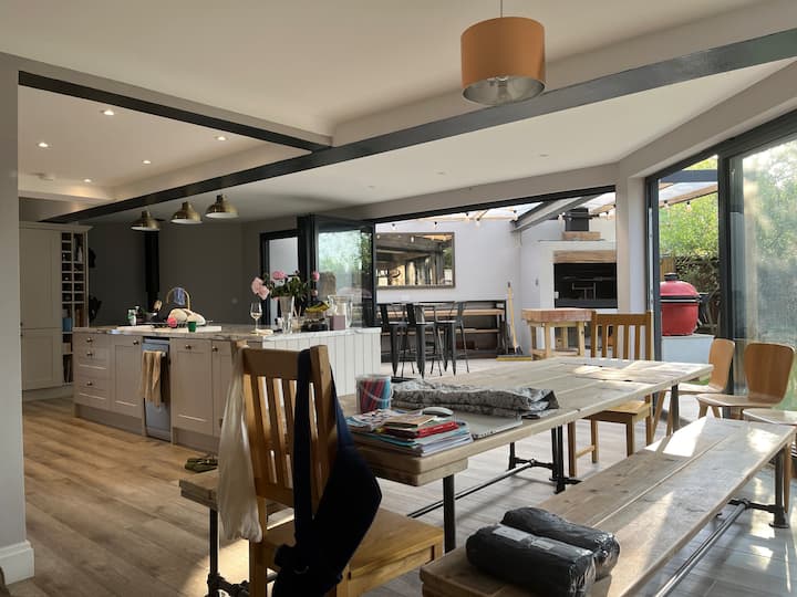 Spacious Surrey Gem, Ideal Base. - Woking