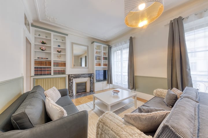 «&nbsp;La Cour Du Roi&nbsp;» Face Au Château De Versailles - Versailles