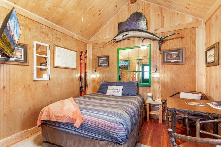 Cozy River View Cabin Near Yellowstone - Ashton, ID