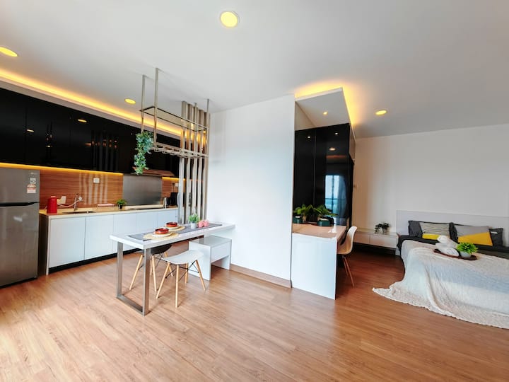 Simfoni Premium Level 39 Spacious +Netflix & Wi-fi - Seri Kembangan