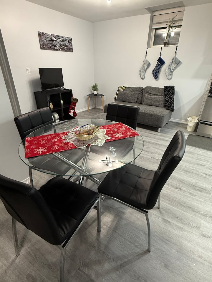 Spacious 2 Bedroom Home W/ Parking & Laundry - Oakville