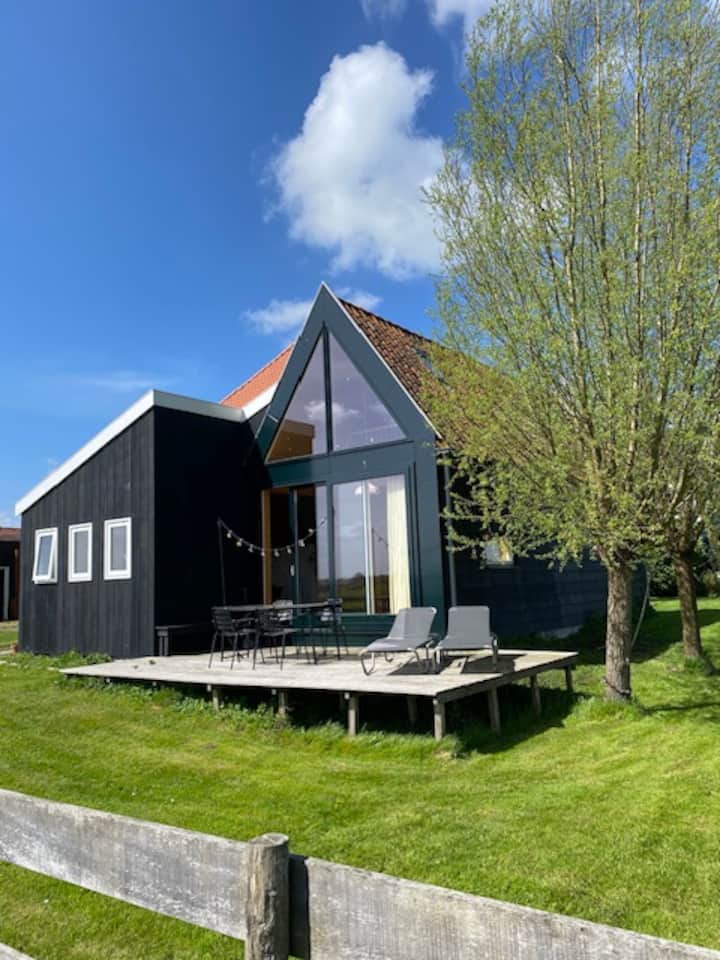 Huisje Aan Het Veld. - Beverwijk