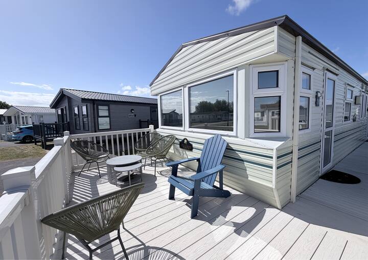 Caravan With Large Decking Area Ref 23218k - Heacham
