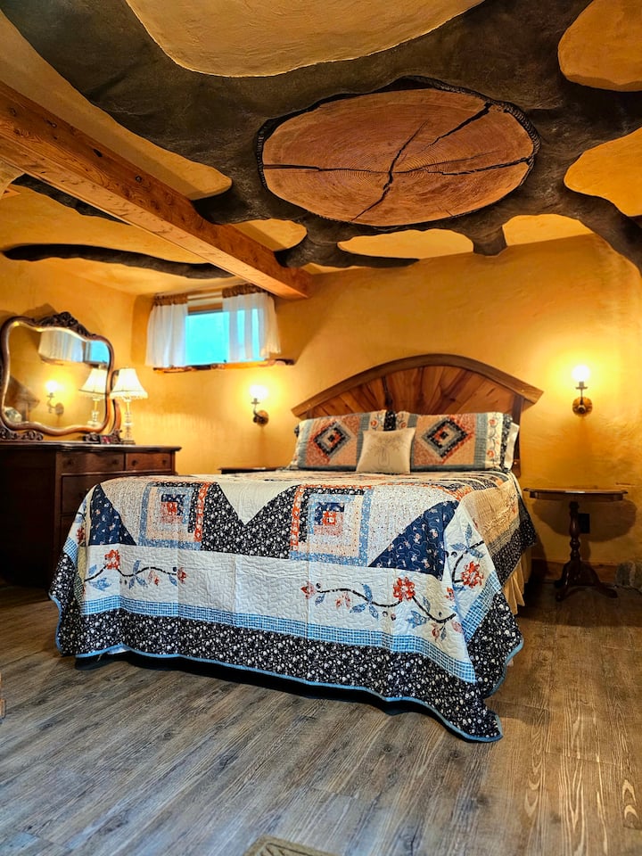 Hawthorne Hobbit Hole A Unique Portland Experience - Portland, OR