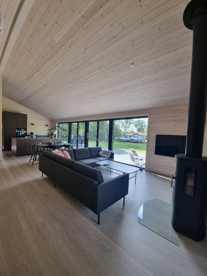 Nyt Stort Sommerhus Nær Strand. - Danemark