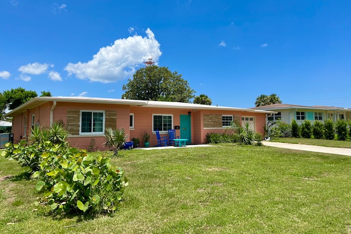 The Peach House In Walkable Jacksonville Beach - Jacksonville Beach, FL
