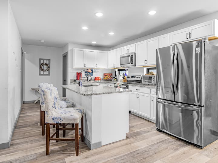 Coastal Container Escape W/ Hot Tub - Sleep 10 - Corpus Christi, TX