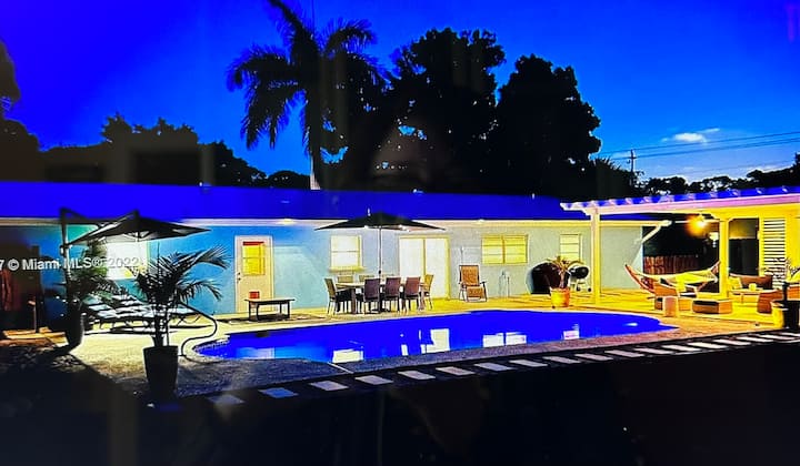 Heated Pool, Convenient Beach, Downtown & Shopping - Stuart, FL