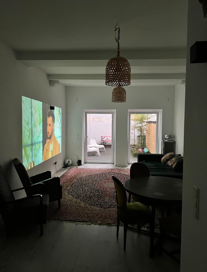 Stylish Living With An Inner Courtyard In Südstadt - Köln
