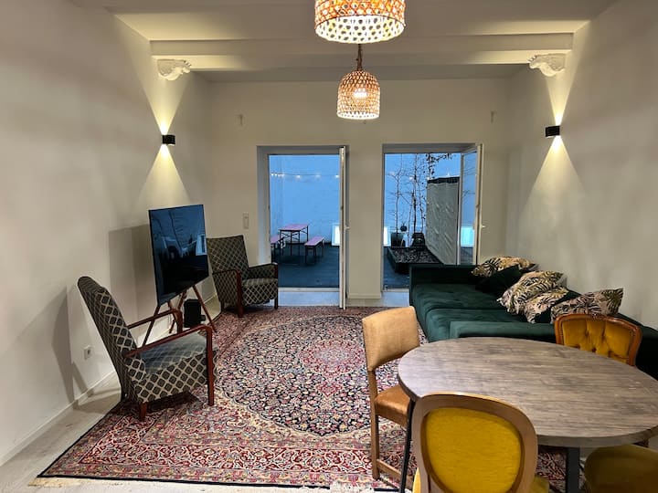 Stylish Living With An Inner Courtyard In Südstadt - Köln