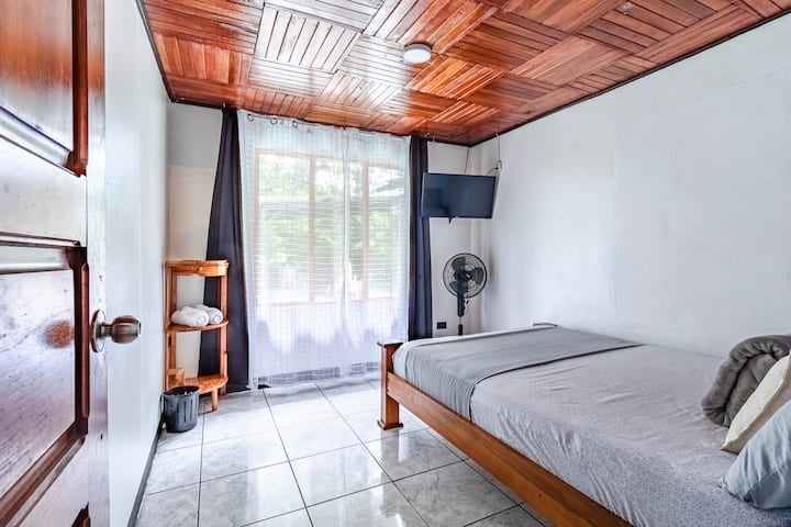 Habitación Sencilla En Hostel - La Fortuna