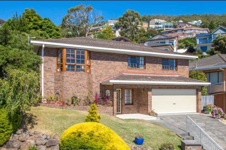 Stunning View 4 Rooms 3 Bathrooms 8 Beds - Hobart