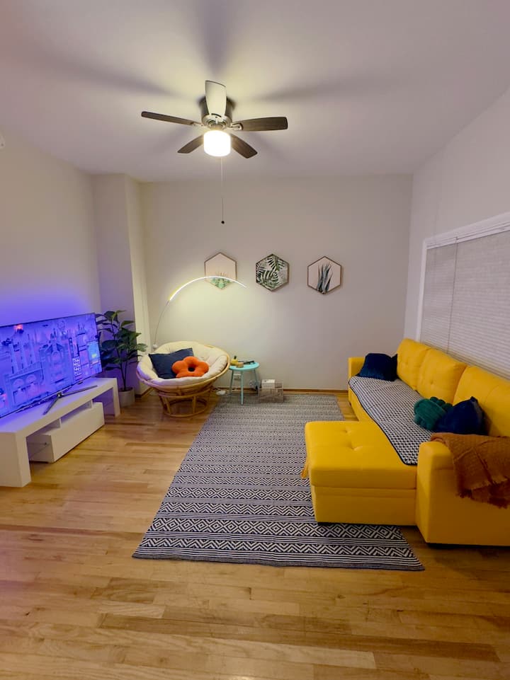 Bright & Cozy Private 2br W Parking, Laundry, Yard - Chicago, IL