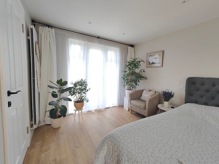 Modern Large En Suite Loft Room - Bromley