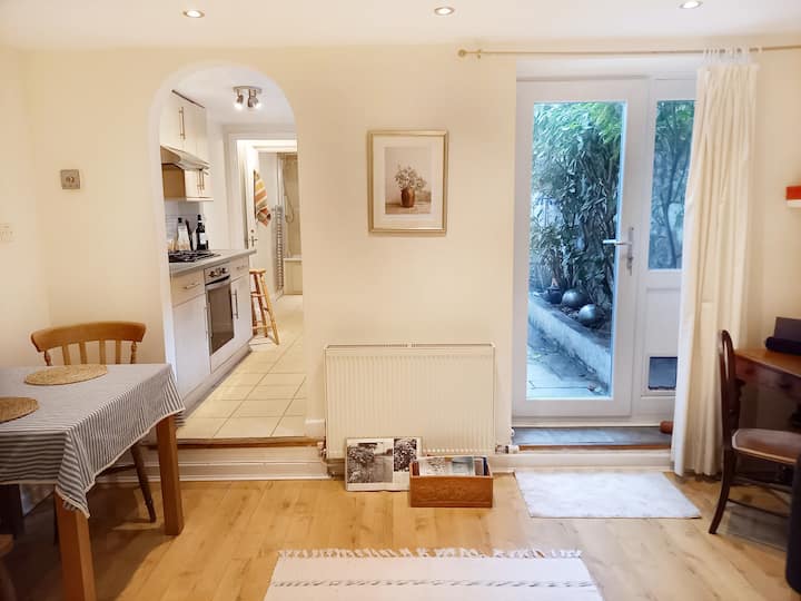 One Bedroom Garden Flat Moments From The Seafront - Brighton