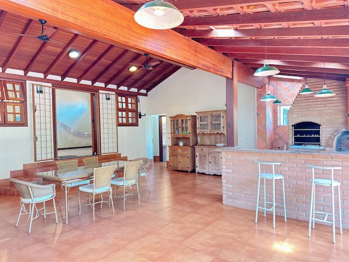 Casa Incrível C/ Piscina, A/c, No Centro De Brotas - Brotas