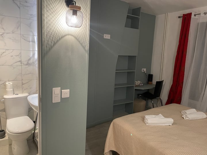 Chambre Sdb Sur Rue - Paris