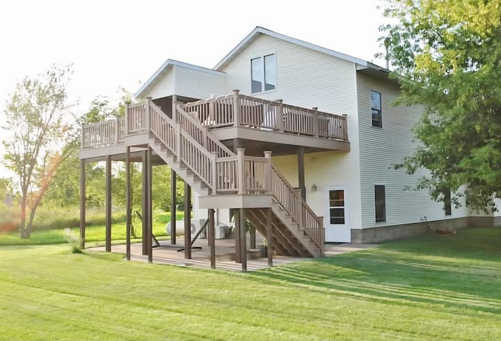 Countryside Knotty Pine
1king,2queen, 2bunk Beds - Alexandria, MN