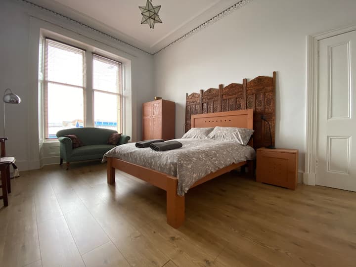 Big & Beautiful Victorian Flat - Glasgow