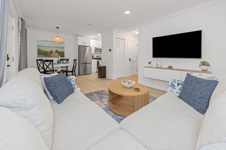 Sun, Sand & Style: 1br Condo, Pool, Walk To Beach - St. Pete Beach, FL