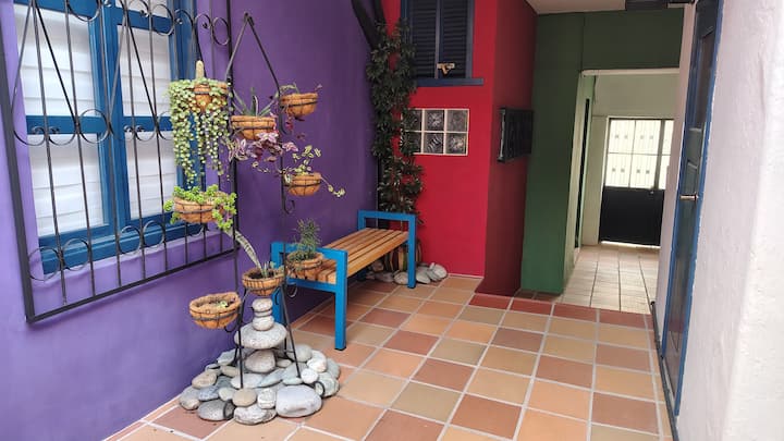 Maison Coloniale, Vieux Cinéma De Quartier - Quito (Ecuador)