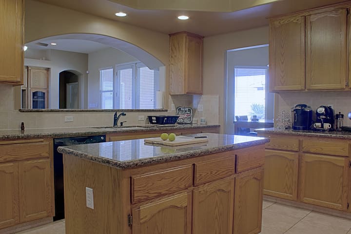 Spacious-peaceful Getaway Home - Bakersfield, CA